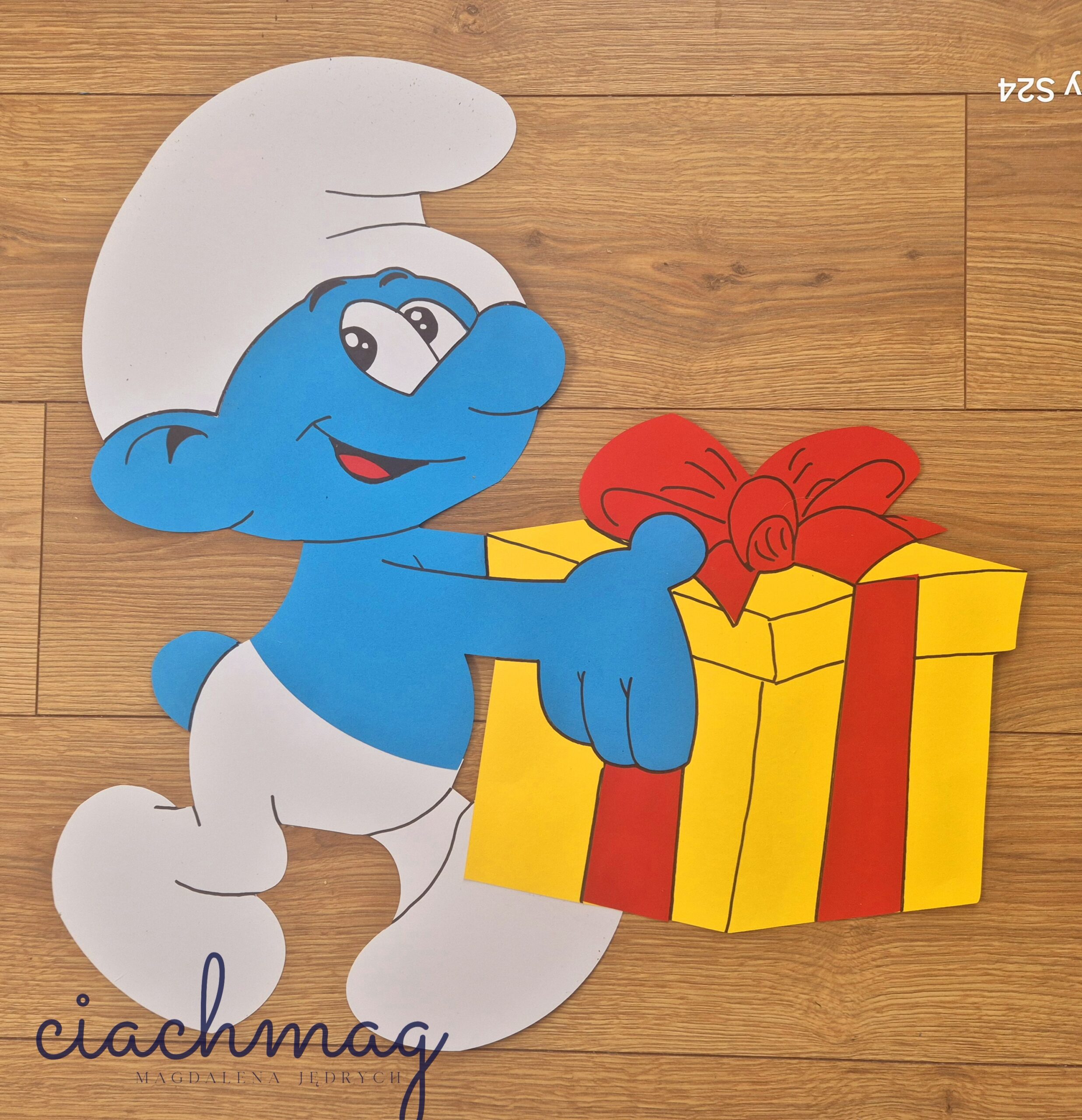 Smerf z prezentem - CiachMag - dekoracje z papieru